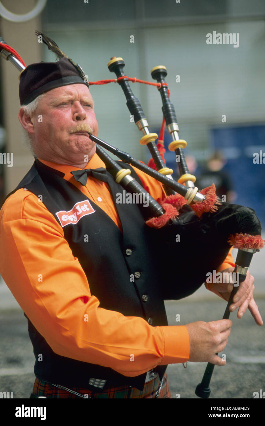 Bagpipe player hi-res stock photography and images - Alamy