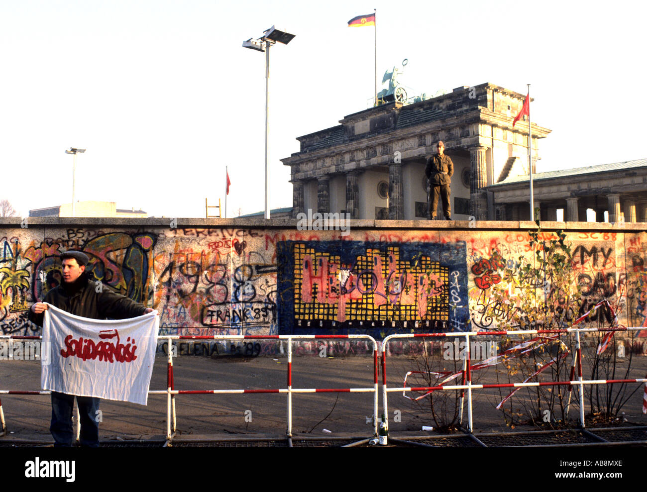 People at the berlin wall hi-res stock photography and images - Alamy