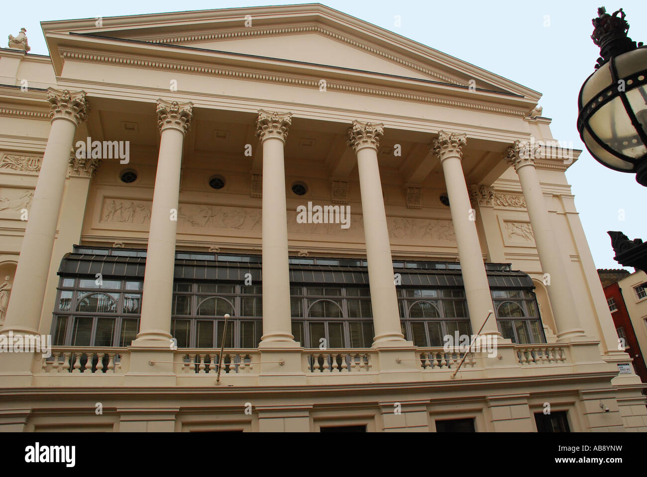 Oper house london hi-res stock photography and images - Alamy