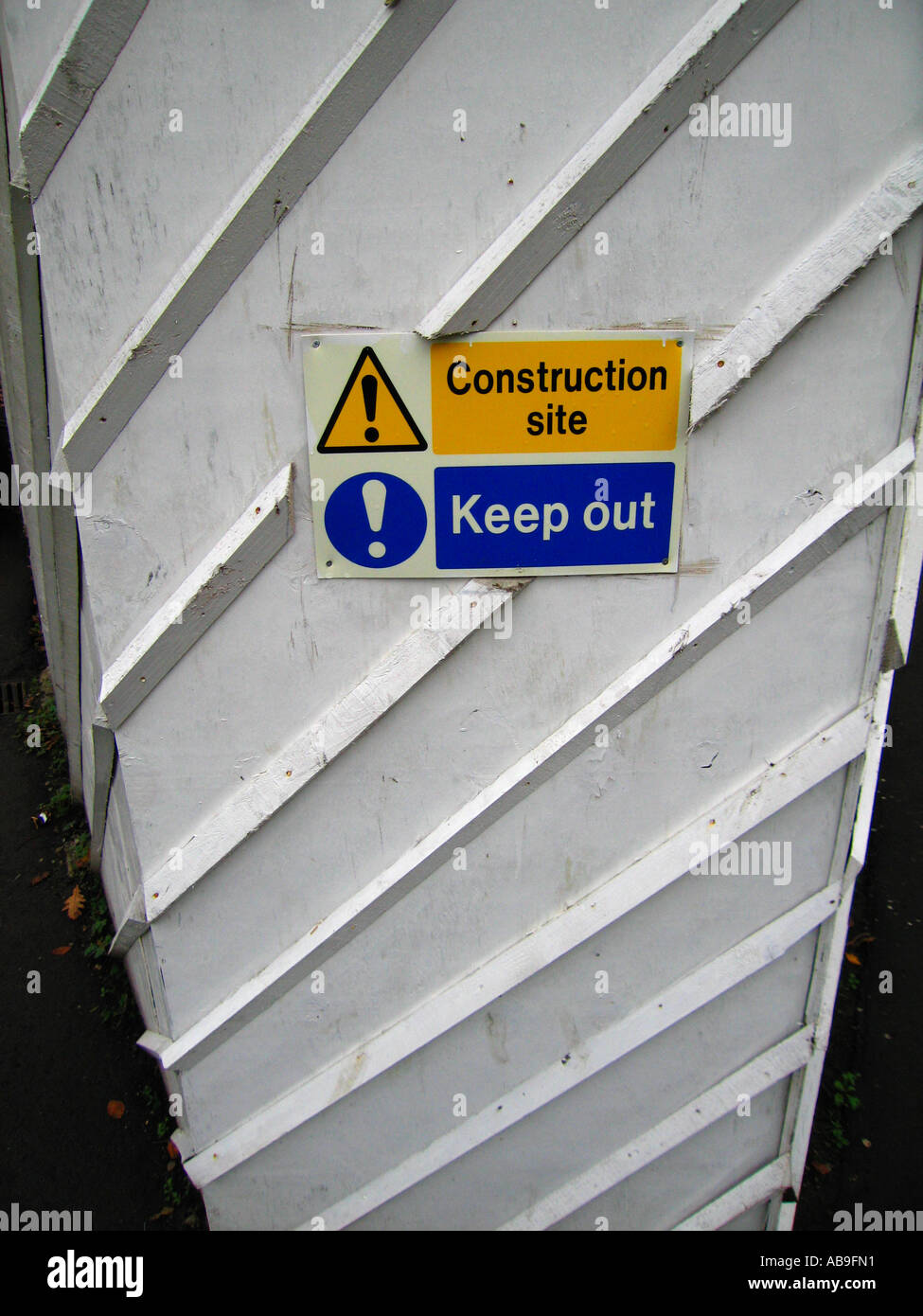 Building site keep out sign Stock Photo - Alamy