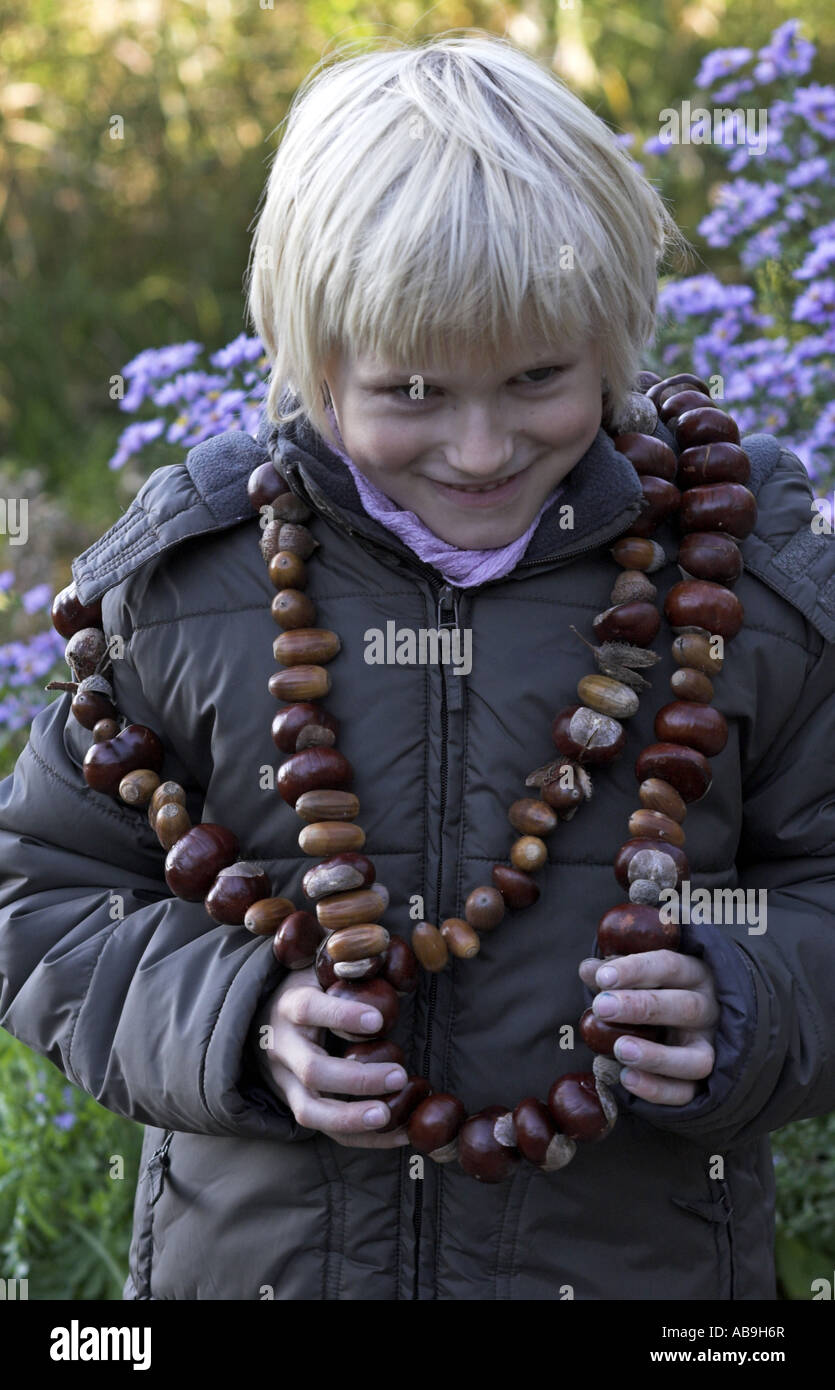 buckeye, horse-chestnut (Aesculus spec.), children doing handicrafts ...