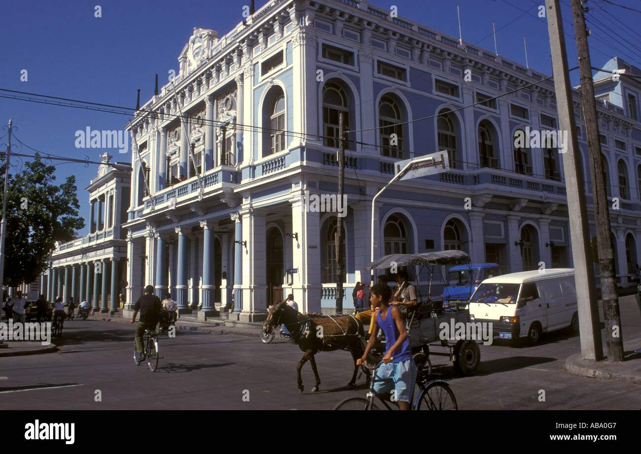 Traffic at a junction in Havana Cuba Stock Photo - Alamy