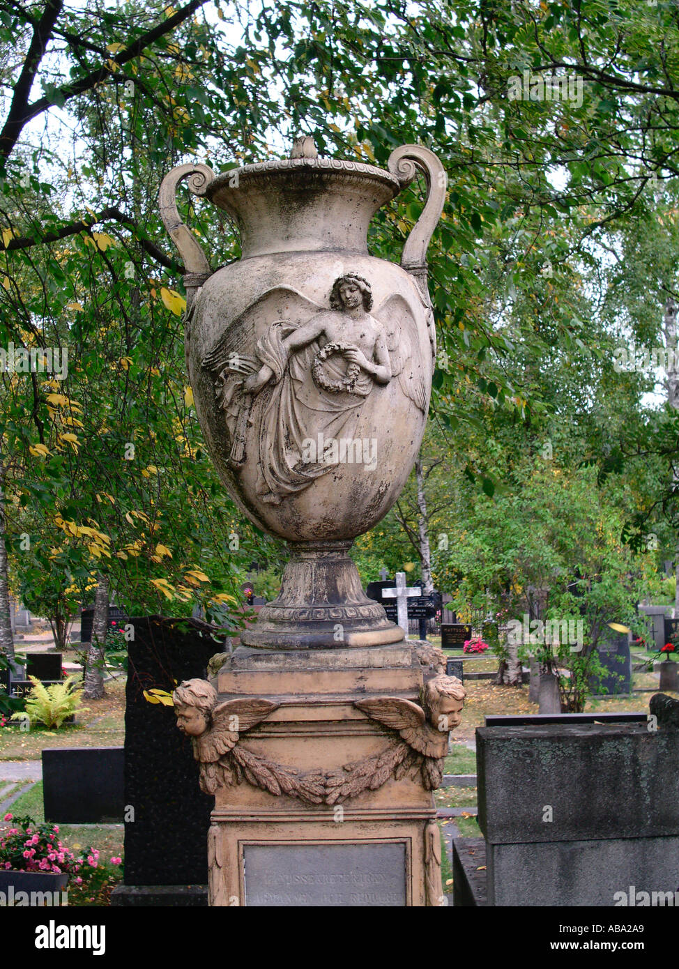 statue on a grave Stock Photo - Alamy