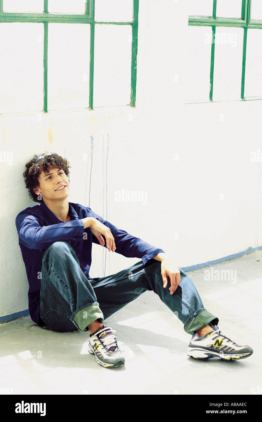 Man sitting against wall hi-res stock photography and images - Alamy