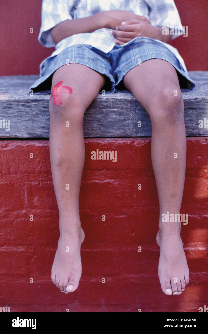 Boy with injured knee Stock Photo - Alamy