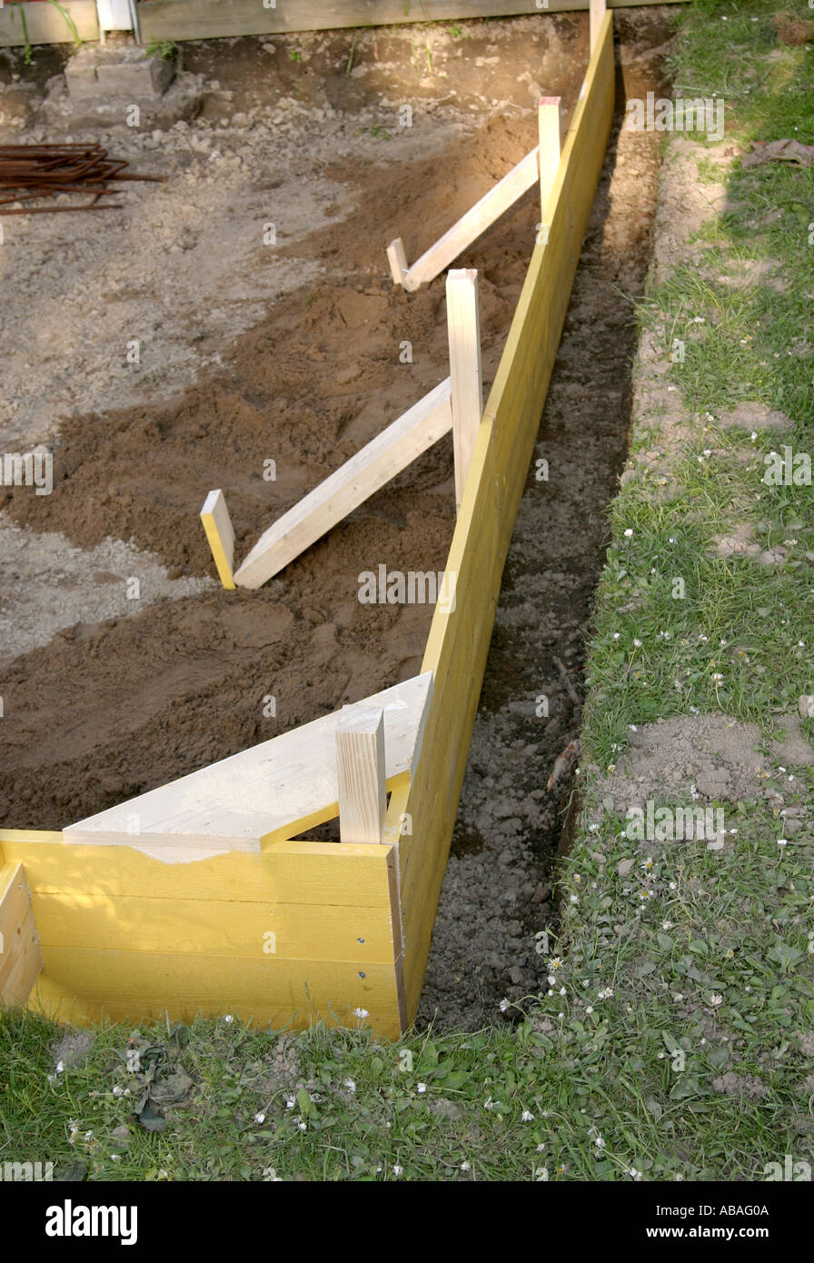 Building a plank form before pouring concrete Stock Photo - Alamy