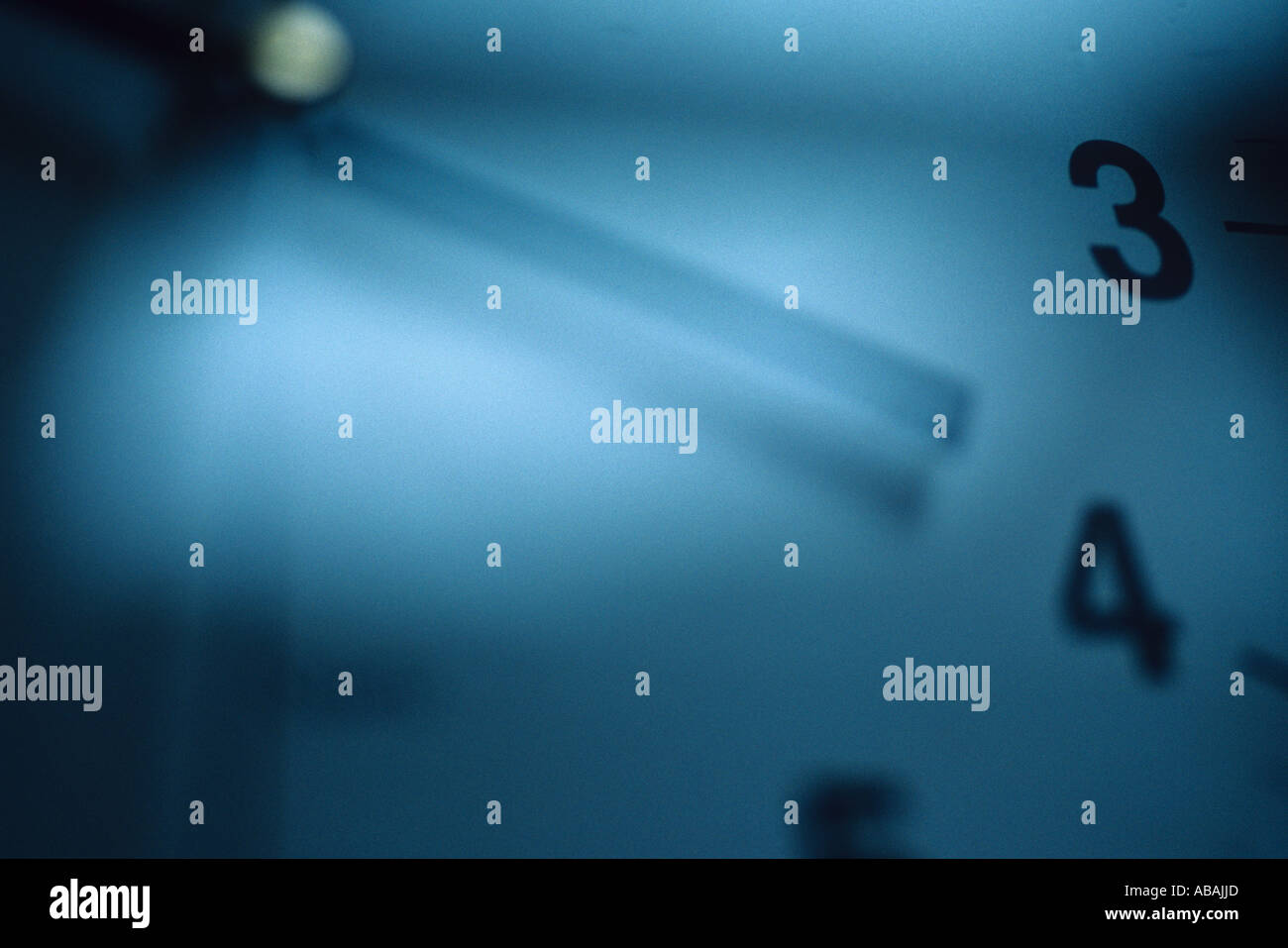 Clock face showing time three hi-res stock photography and images - Alamy