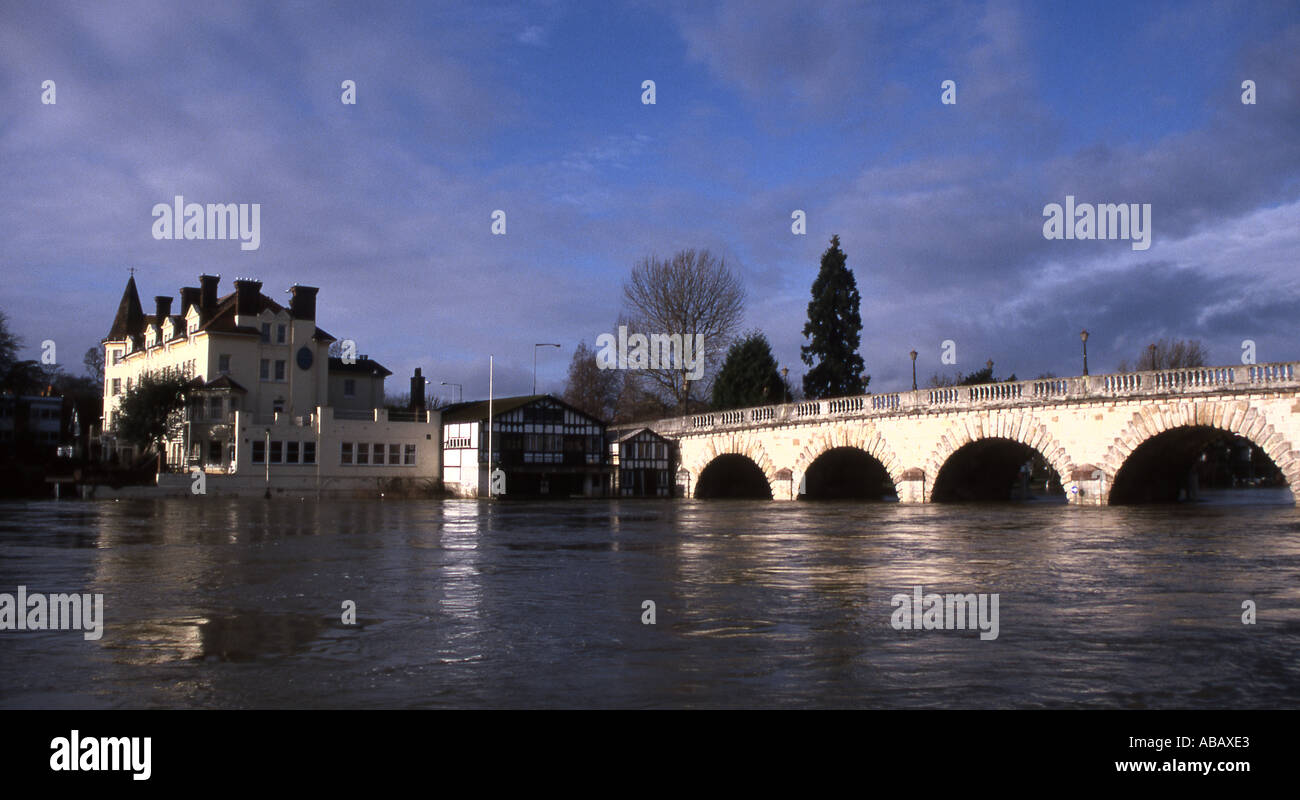 River Thames in flood at Maidenhead road bridge Stock Photo - Alamy