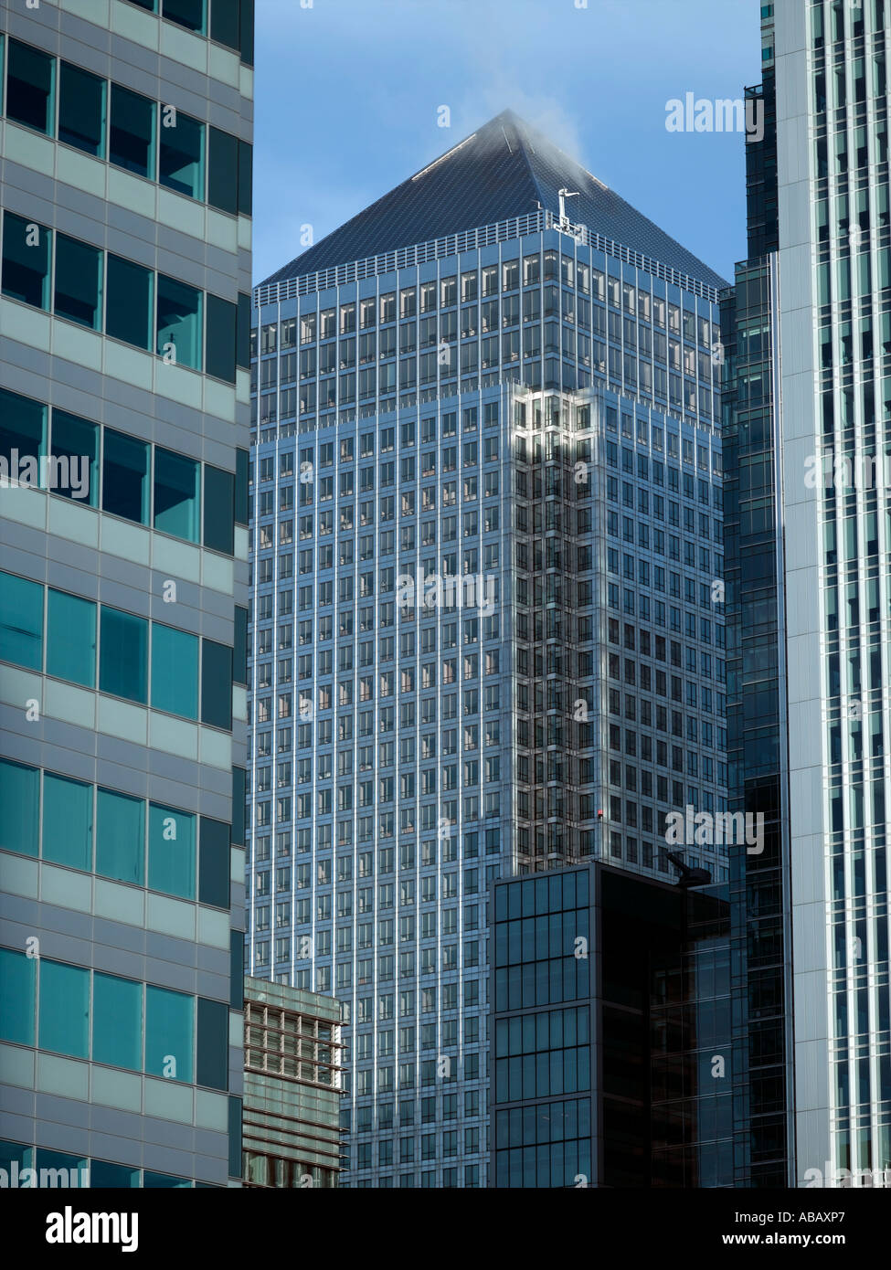 Reflections one canada square hi-res stock photography and images - Alamy