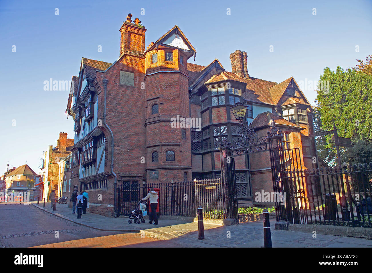Rochester kent high street dickens hi-res stock photography and images ...