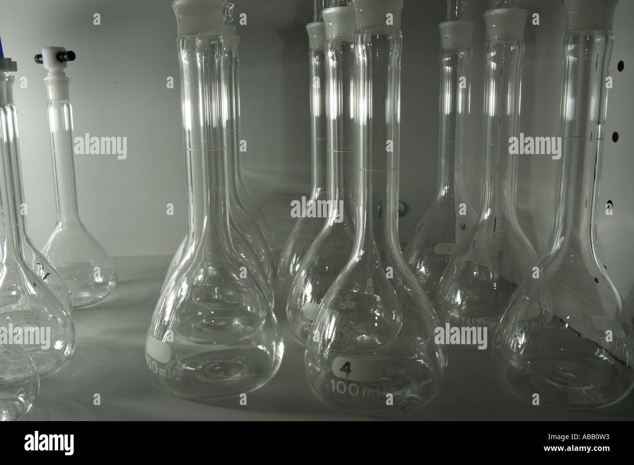 Volumetric flasks hi-res stock photography and images - Alamy