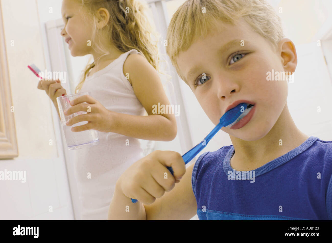 Kids brushing teeth Stock Photo - Alamy