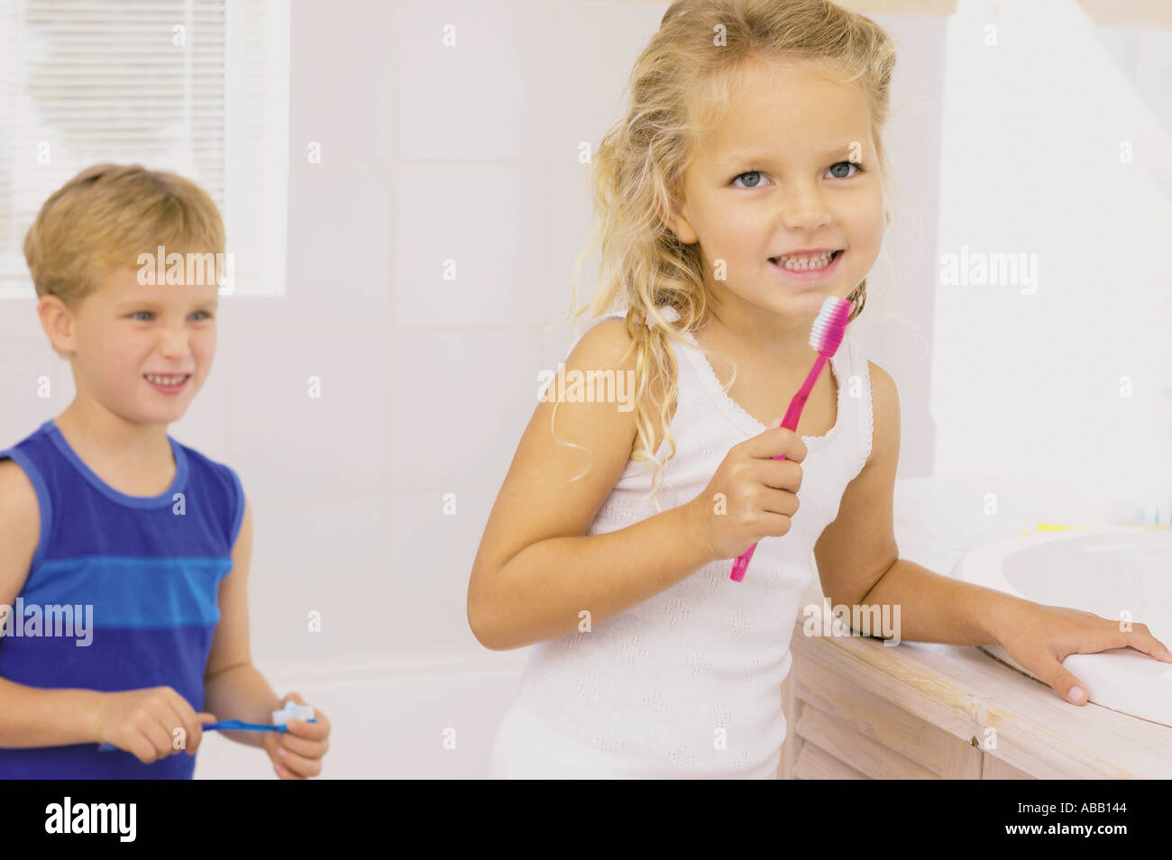 Kids brushing teeth Stock Photo - Alamy
