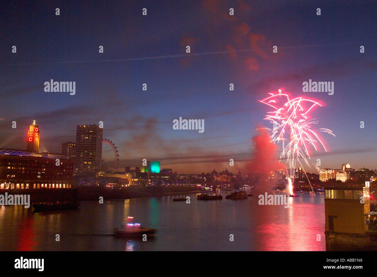 Fireworks london skyline hi-res stock photography and images - Alamy
