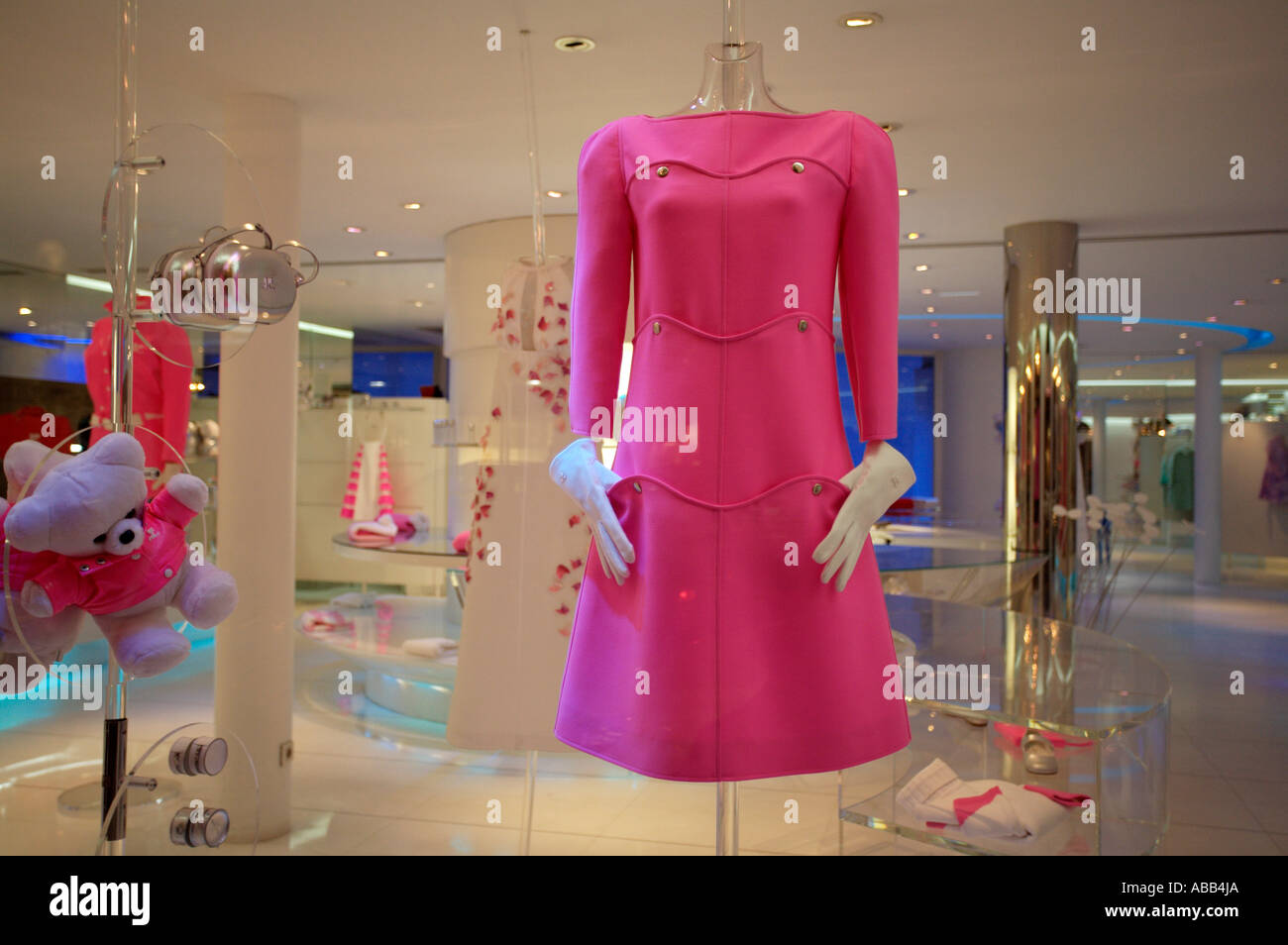 Paris shop window hi-res stock photography and images - Alamy