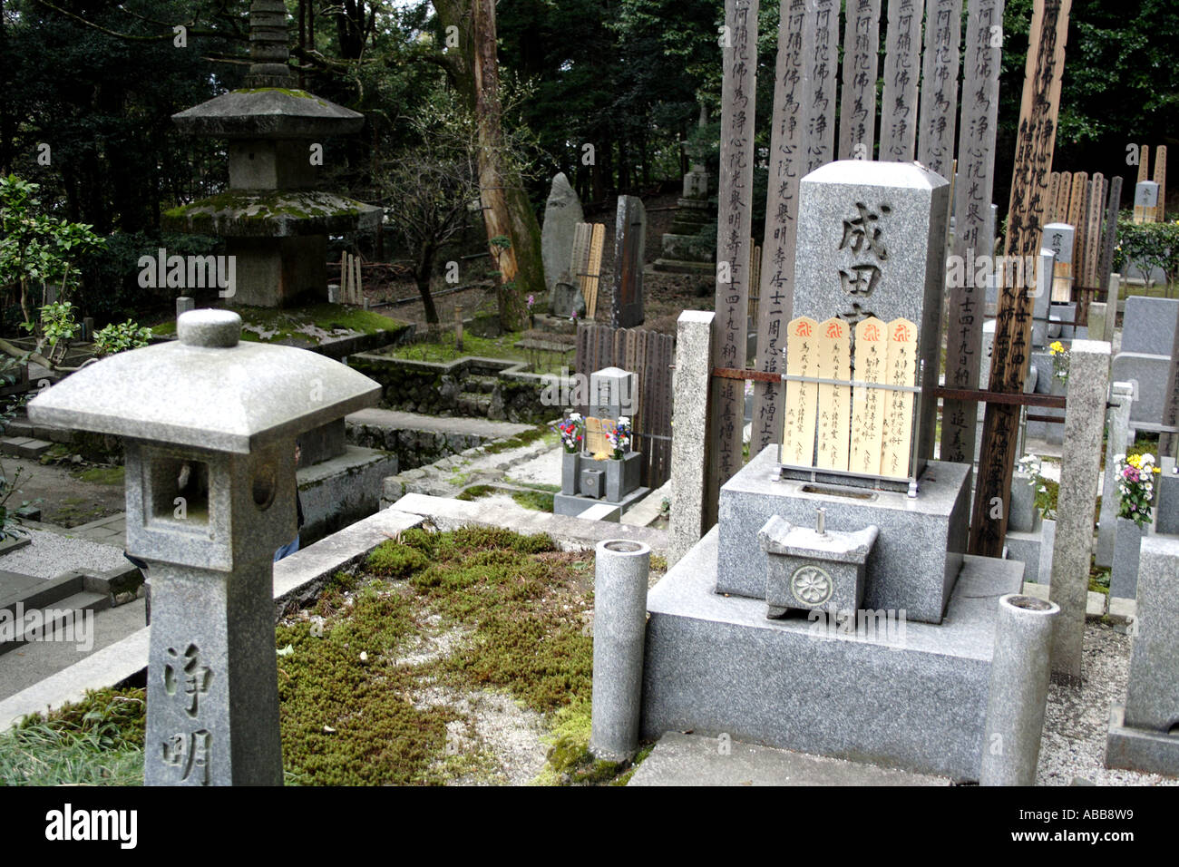 Japanese gravesite hi-res stock photography and images - Alamy