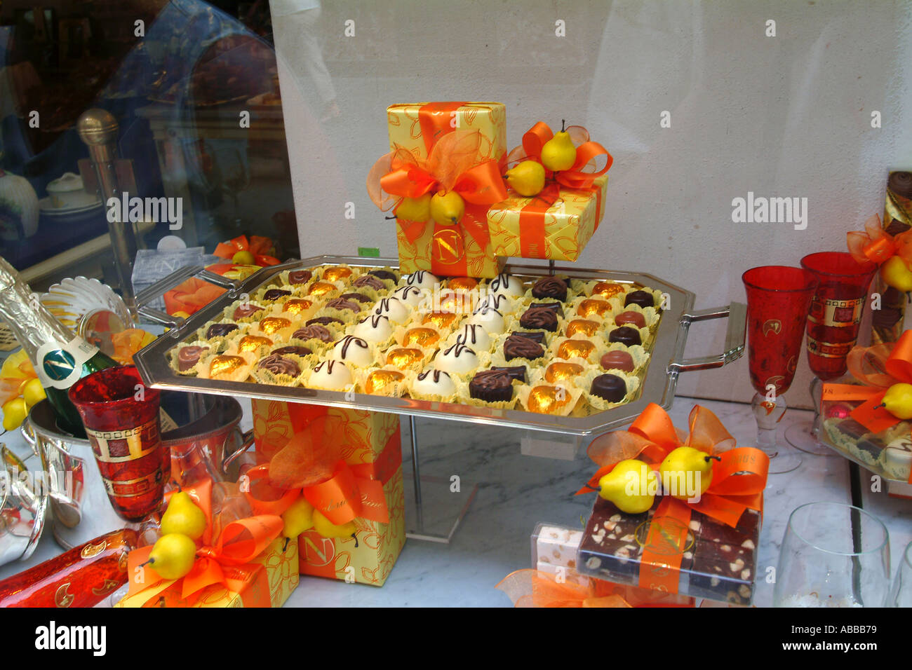 Window Display in Brussels Chocolate shop Stock Photo - Alamy