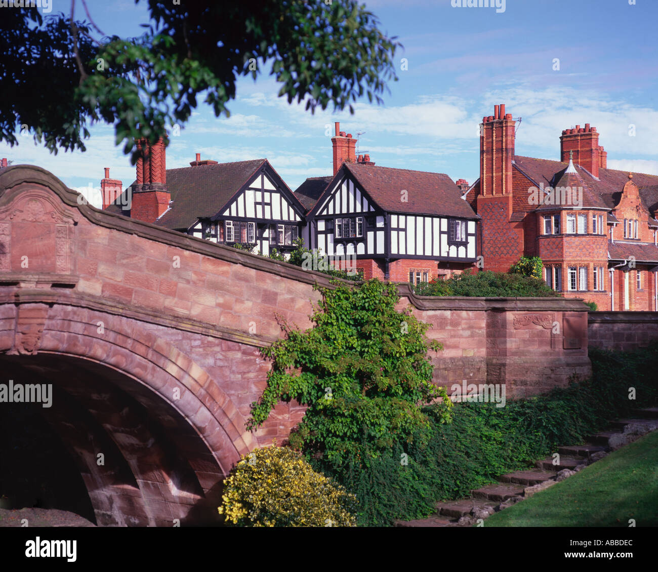 Dell bridge port sunlight village hi-res stock photography and images ...