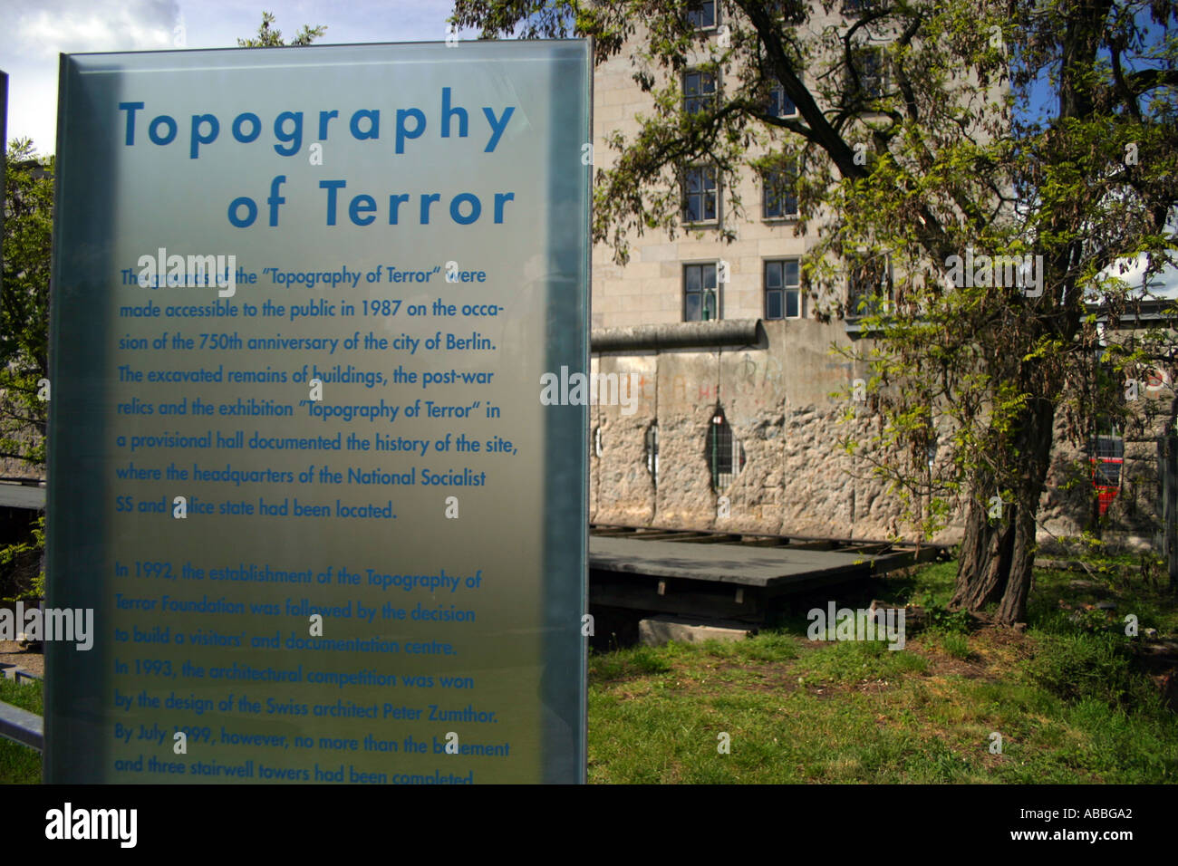 Berlin wall memorial information board hi-res stock photography and ...