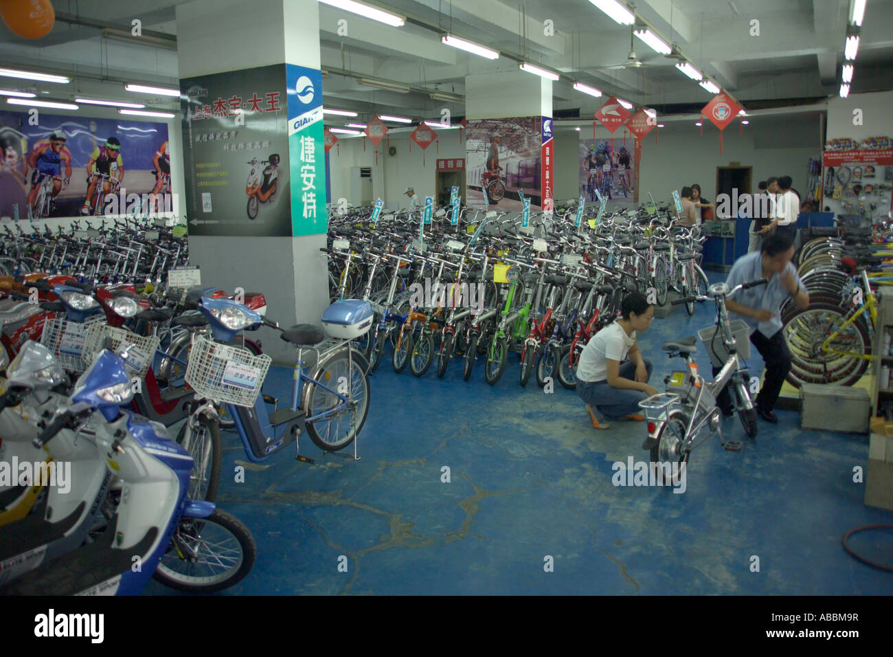 Shanghai bike shop Stock Photo - Alamy