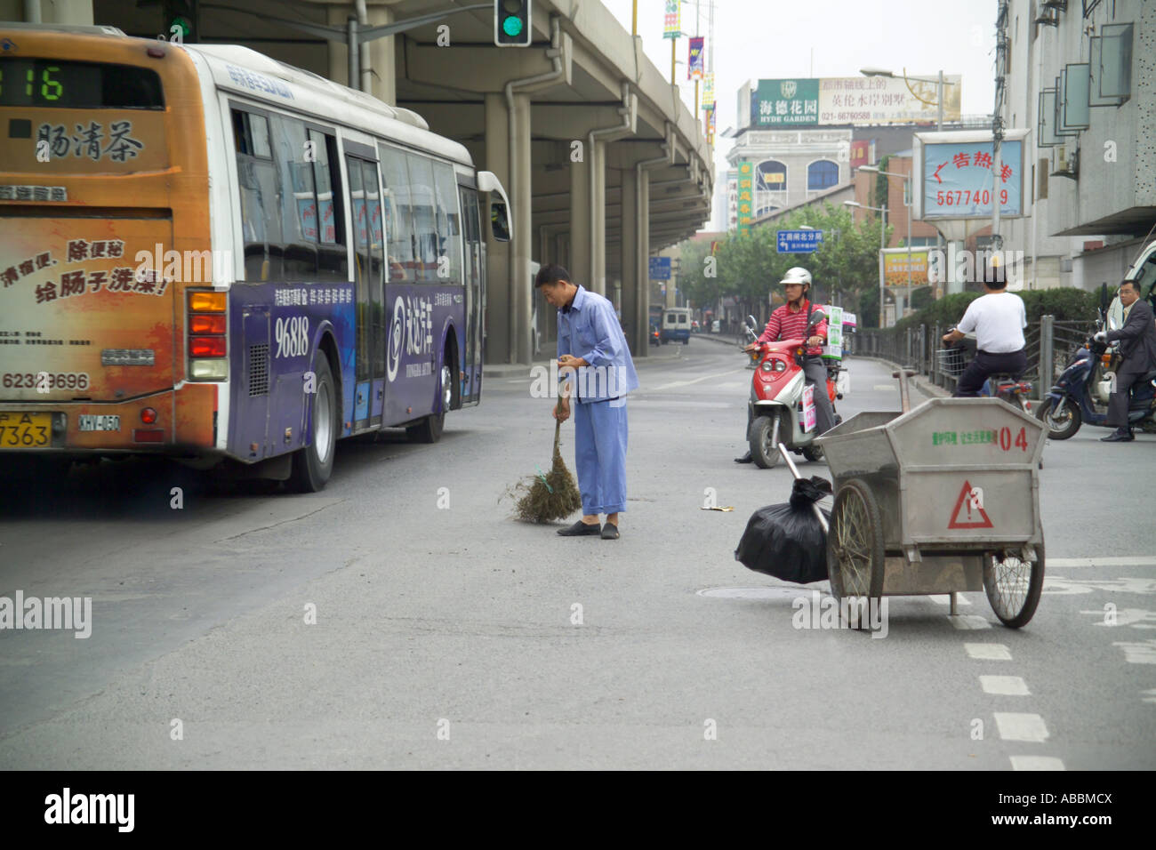 Shanghai street cleaning hi-res stock photography and images - Alamy