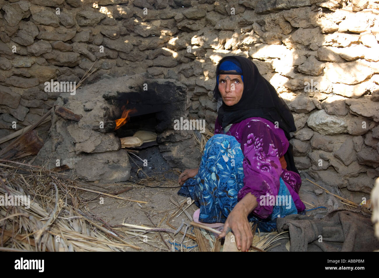 Bedouin woman baking bread, Siwa oasis, Egypt Stock Photo - Alamy