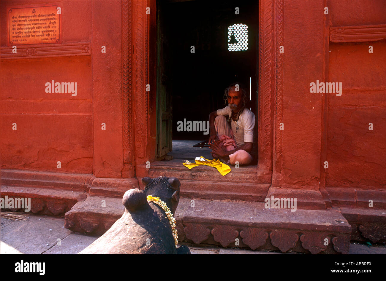 CMP70407 Pujari priest of the Indian temple Stock Photo - Alamy