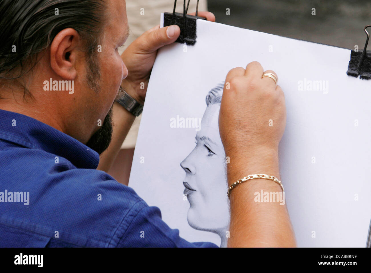 Portrait painter when drawing a woman Stock Photo - Alamy