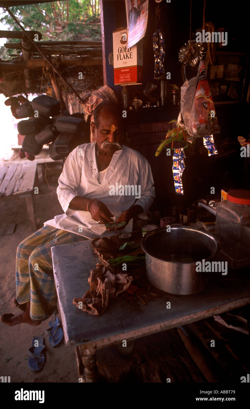 CMP70392 Indian man making betel nut snack in Banaras Stock Photo - Alamy
