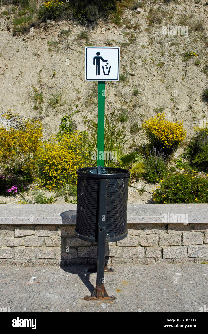 Garbage belongs in the waste bin, prohibition sign, symbol, graphic ...