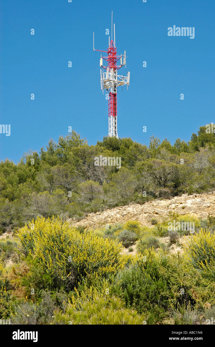 Red and white radio tower hi-res stock photography and images - Alamy