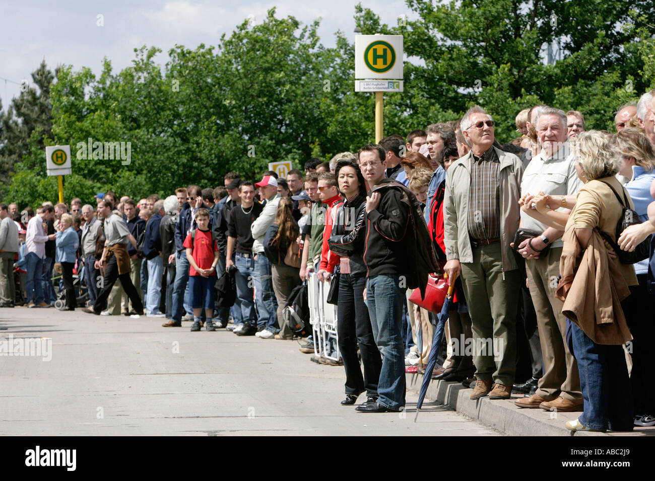 People crowded bus berlin germany hi-res stock photography and images ...
