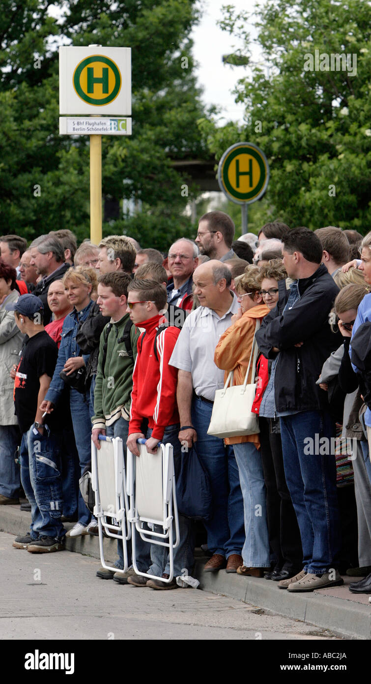 Crowd waiting hi-res stock photography and images - Alamy