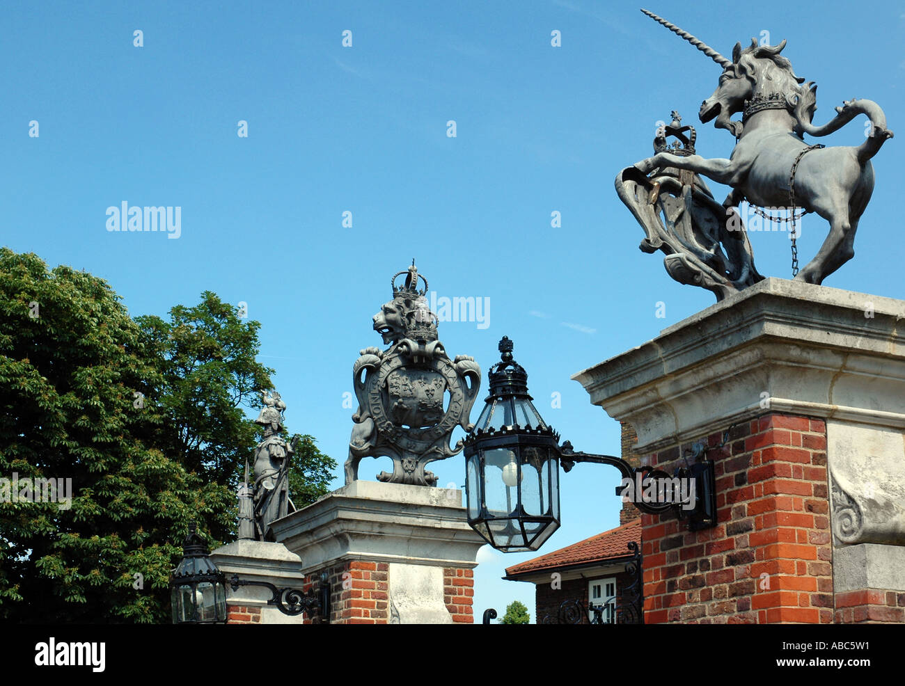 The gates of Hampton Court Palace Stock Photo - Alamy