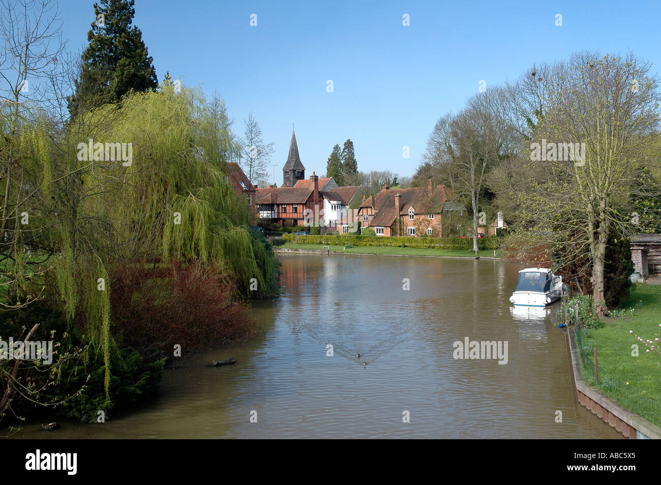 A beautiful spring scene of The River Thames at Whitchurch Oxfordshire ...