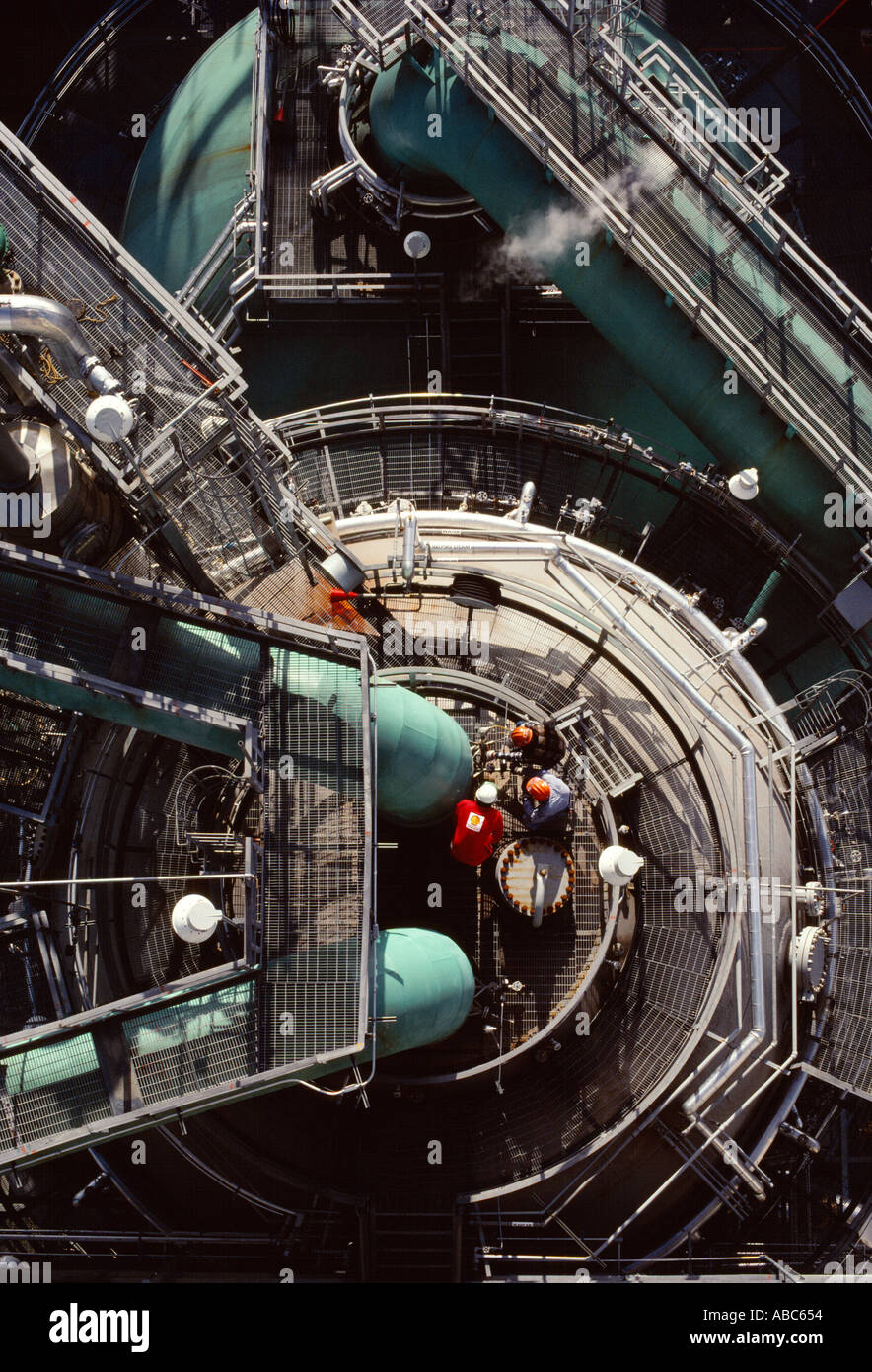 Crew working on oil rig hi-res stock photography and images - Alamy
