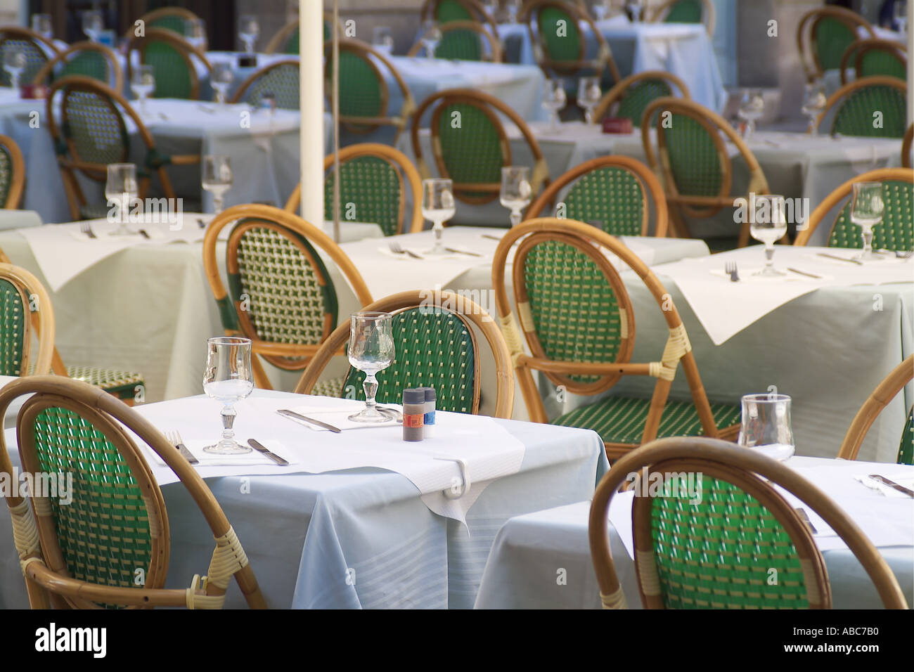 Empty restaurant cafe tables outdoors Stock Photo - Alamy