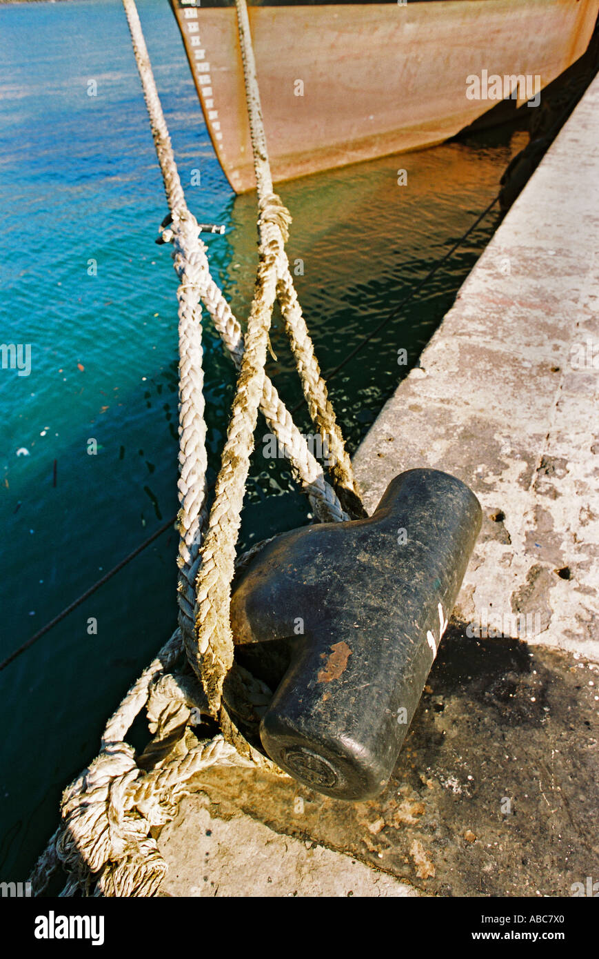Halyards hi-res stock photography and images - Alamy