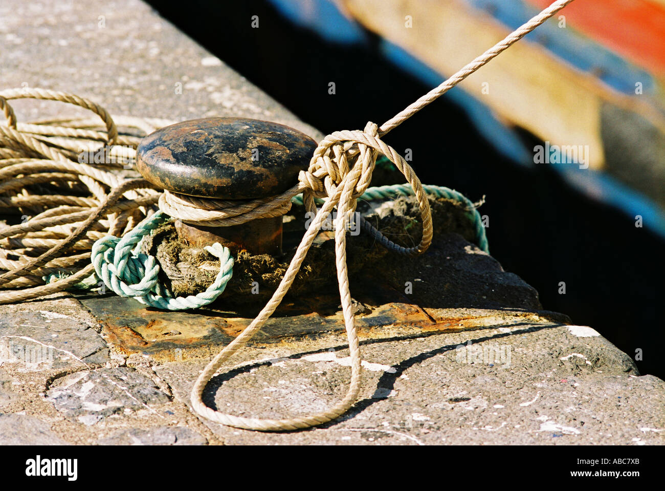 Halyards hi-res stock photography and images - Alamy