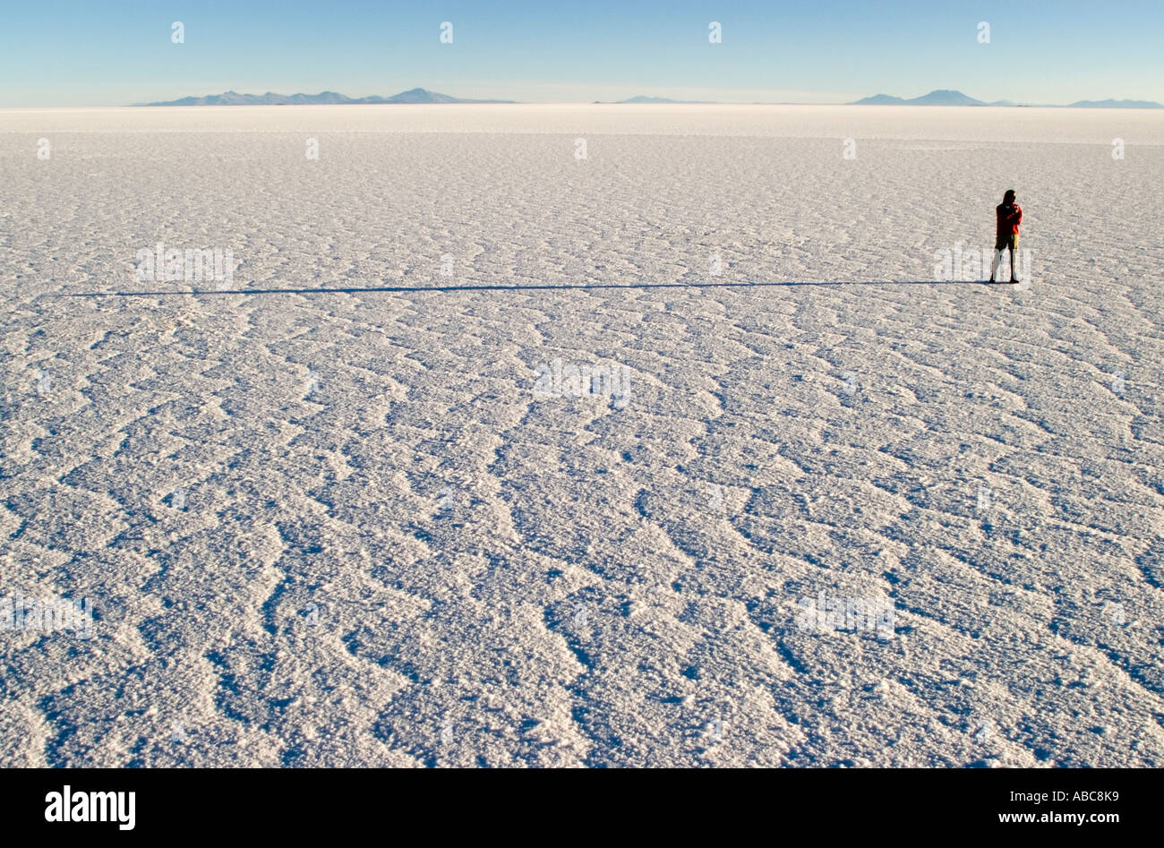 Person standing on Salar de Uyuni, Bolivia Stock Photo - Alamy