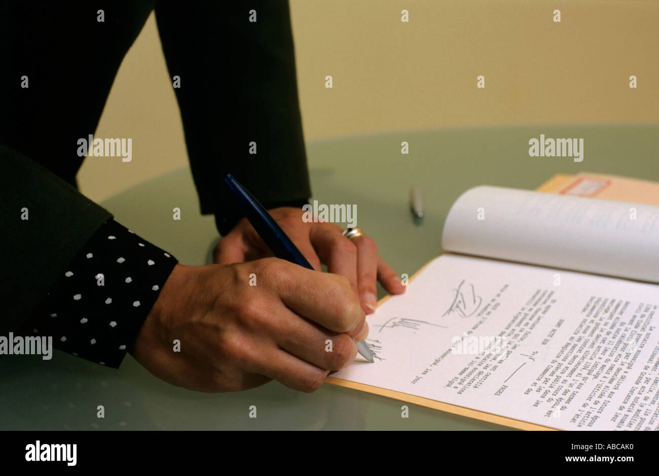 Hands of a businesswoman signing a contract Stock Photo - Alamy