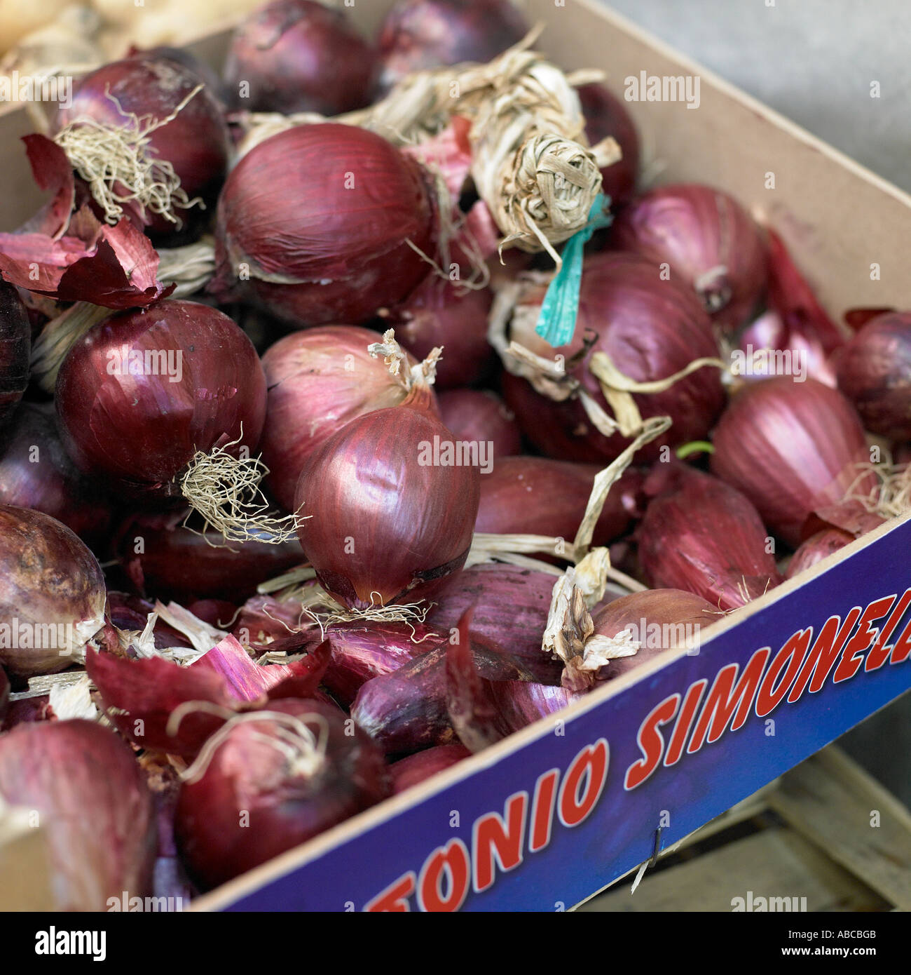 Red onions on Italian market stall Stock Photo - Alamy