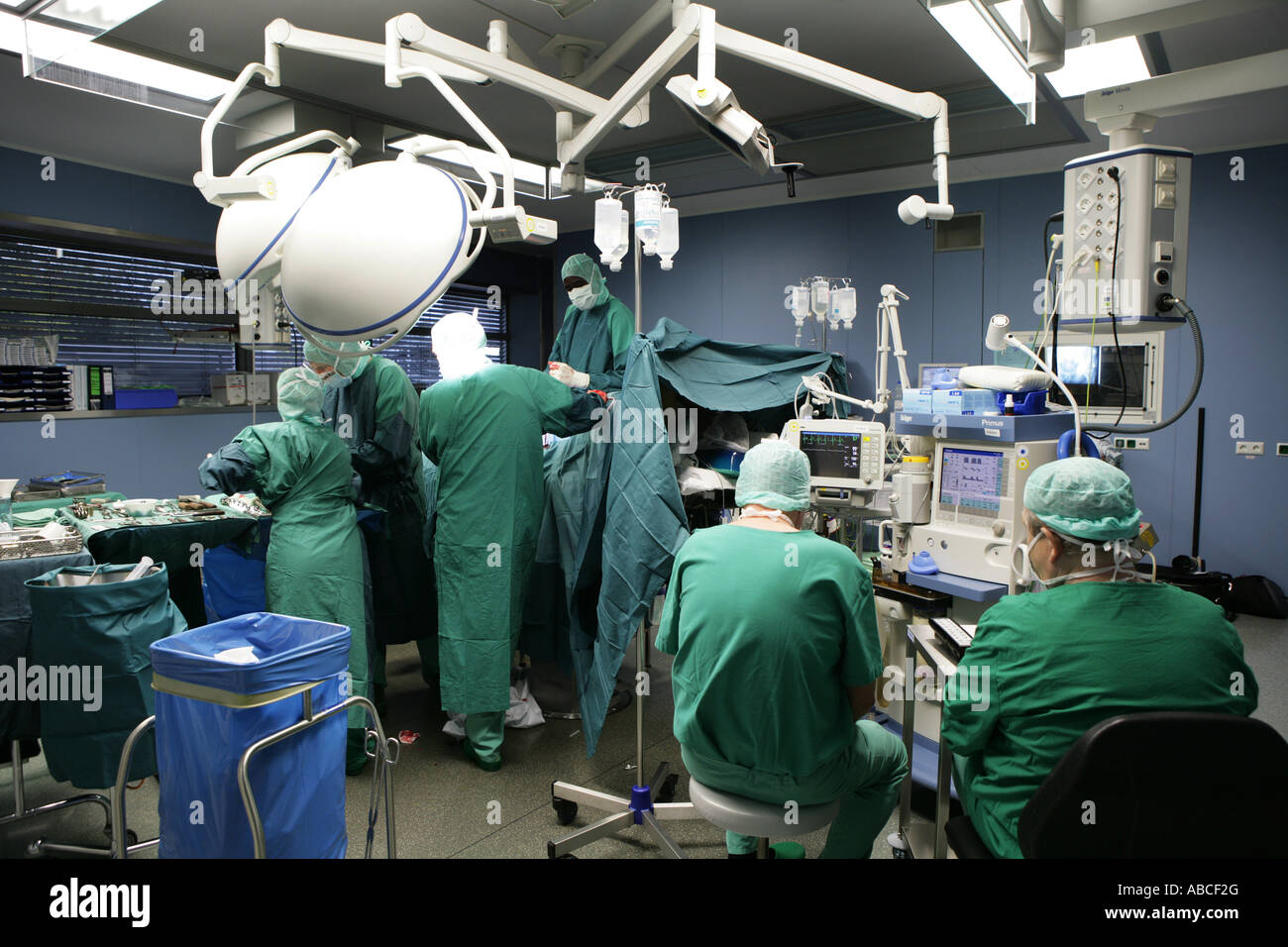 Hip operation hospital hi-res stock photography and images - Alamy