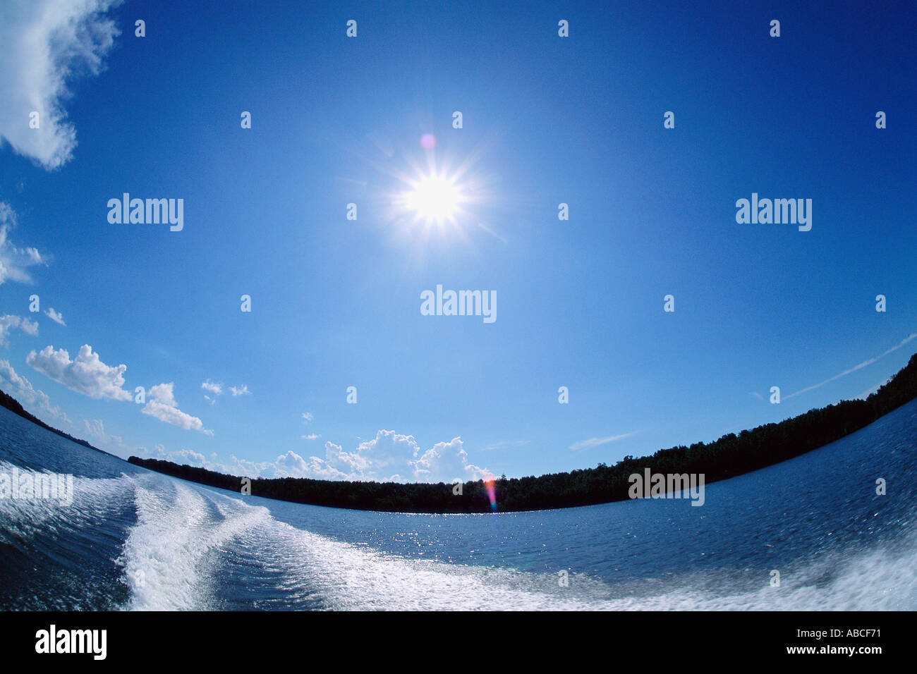 Wake boat curve hi-res stock photography and images - Alamy