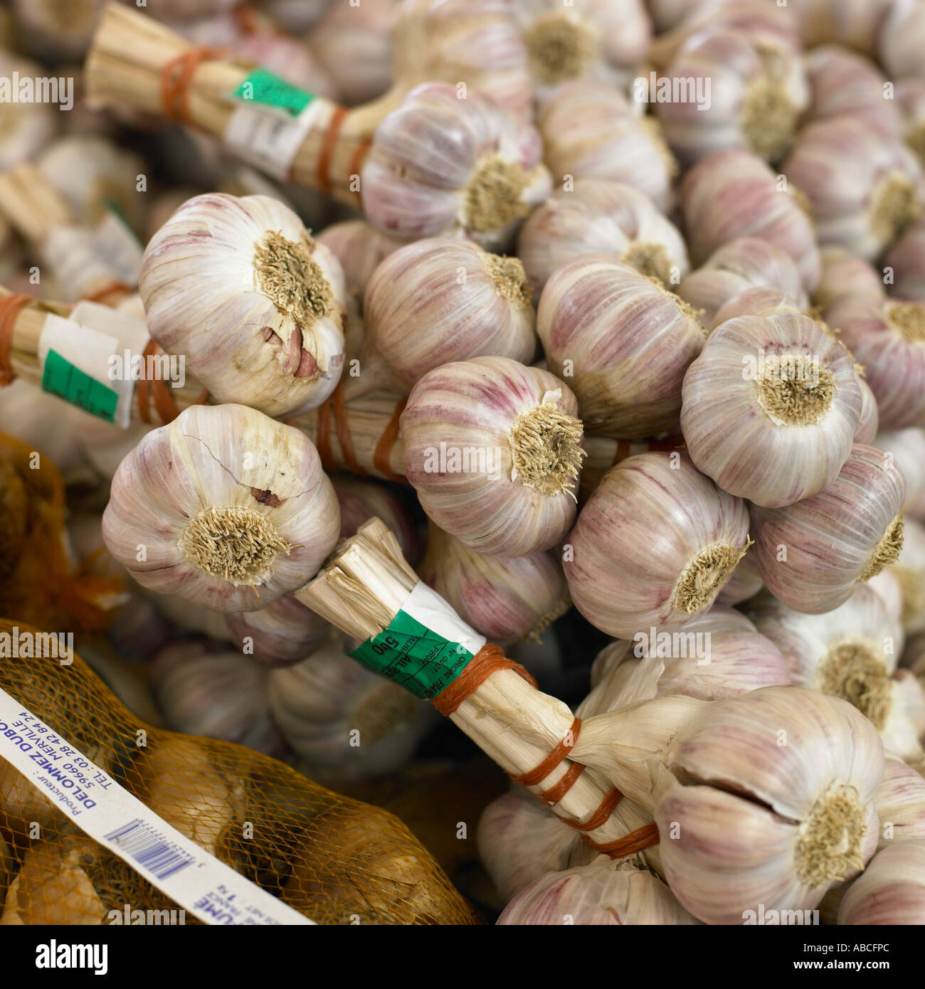 Garlic on market stall Stock Photo - Alamy