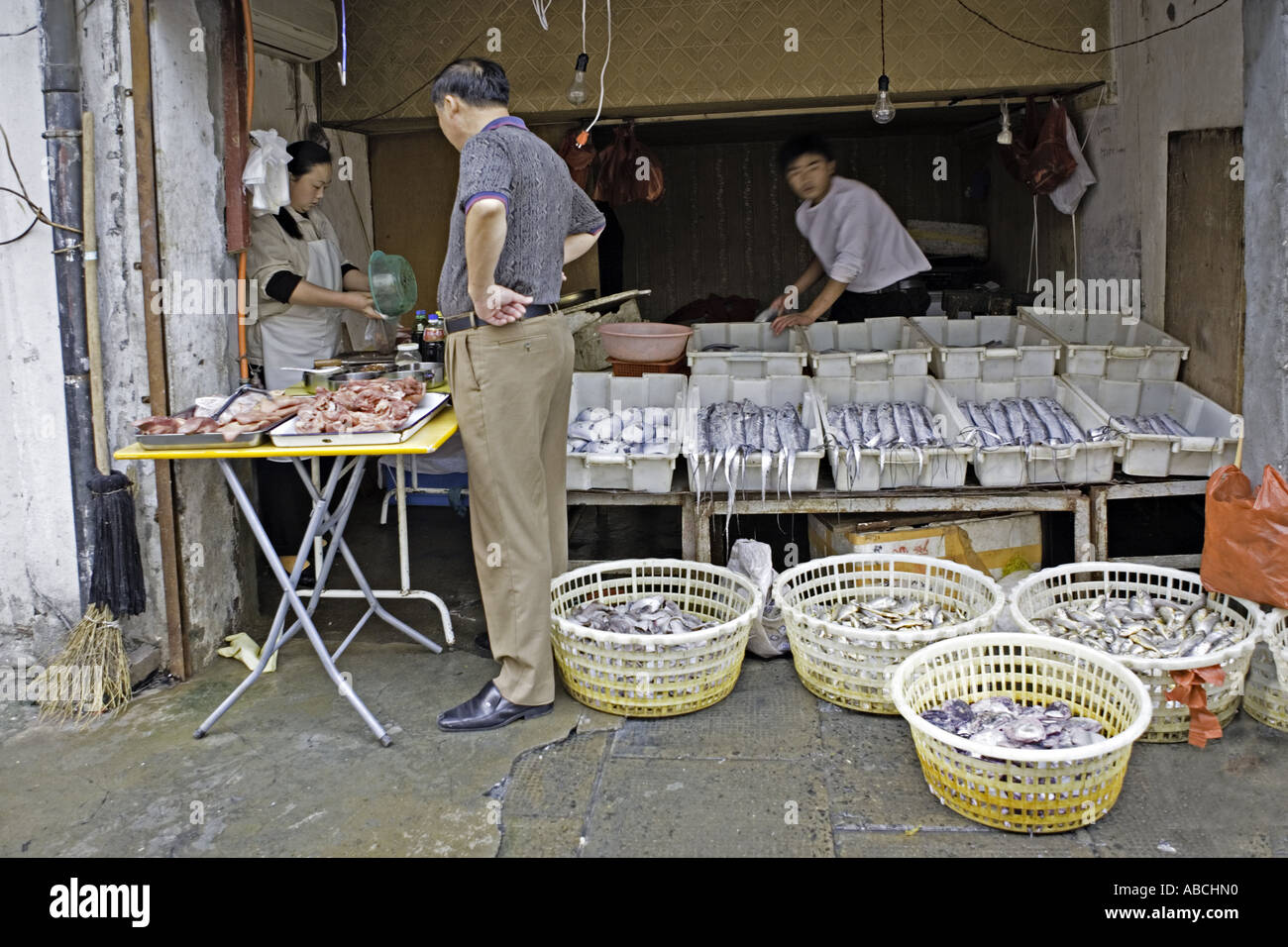 Wuhan seafood market hi-res stock photography and images - Alamy