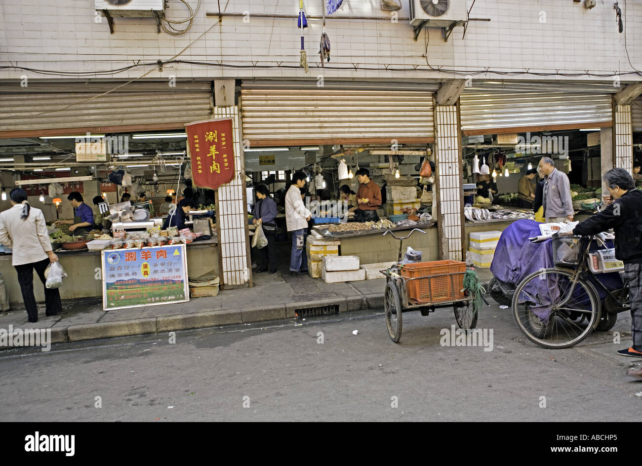 CHINA SHANGHAI Busy seafood market in downtown Shanghai Stock Photo - Alamy