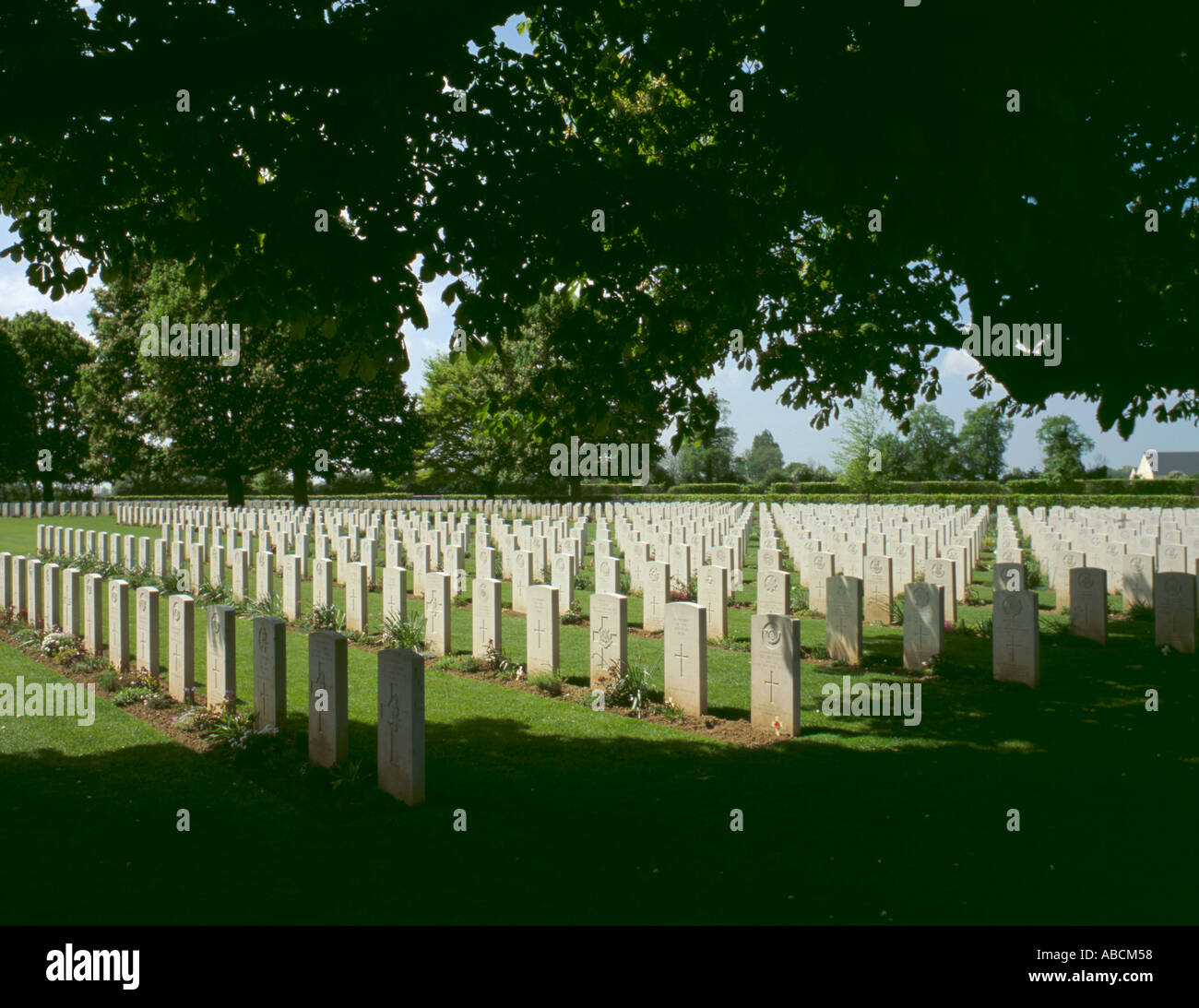 Rows and rows of gravestones, Bayeux War Cemetery, Bayeux, Normandie (Normandy), France Stock ...