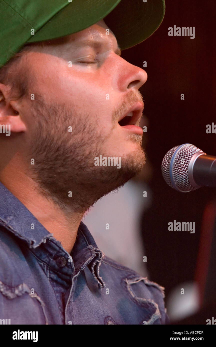 paul butler the lead singer from the bees or band of bees singing live ...