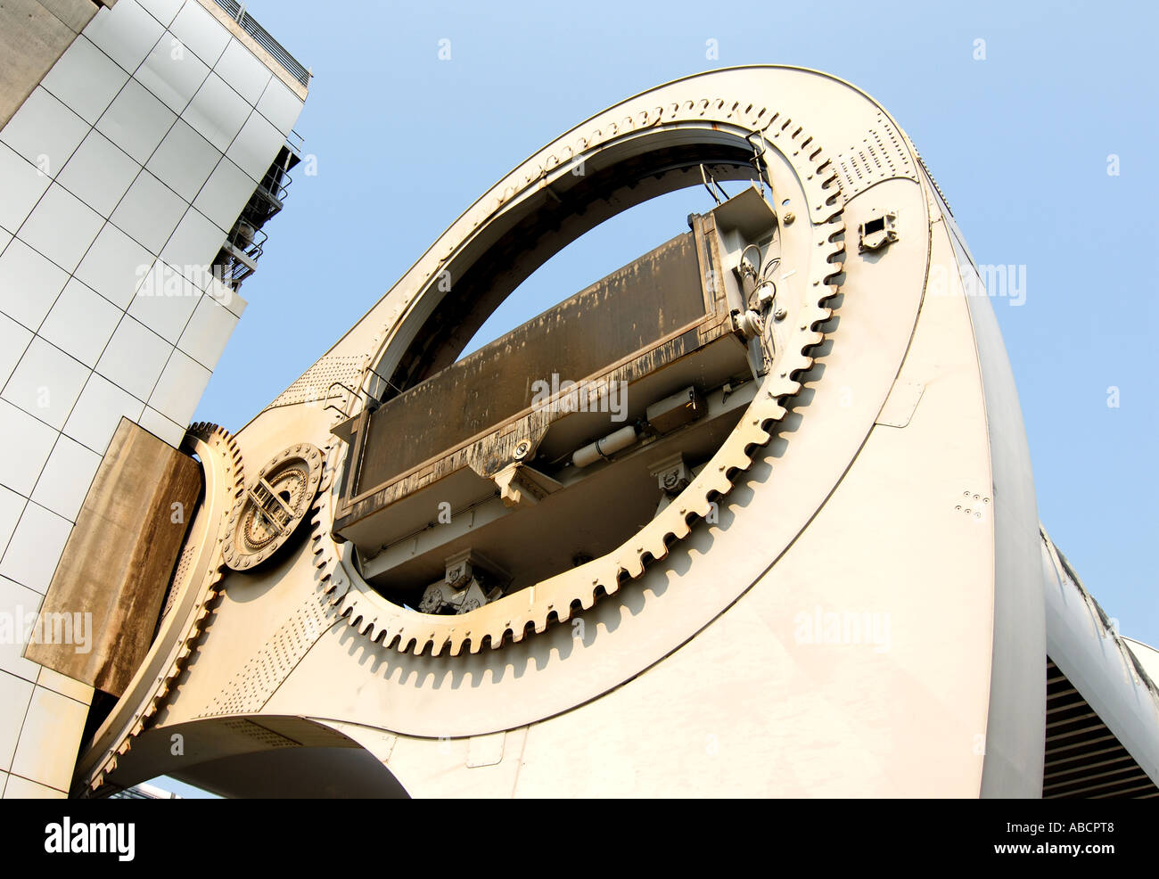 The Falkirk Wheel is the only rotating boat lift connecting two canals ...